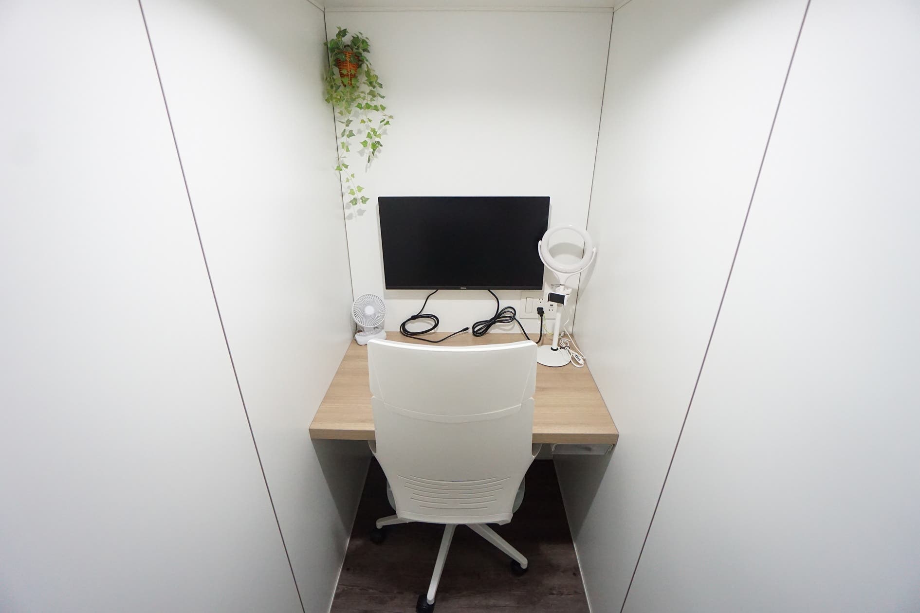 ＜ヒトリボックス 横浜駅東口No.3＞高速光回線Wi-Fi📶ナノイー発生機✨モニター🖥テレワーク/面接/自習/作業の写真4