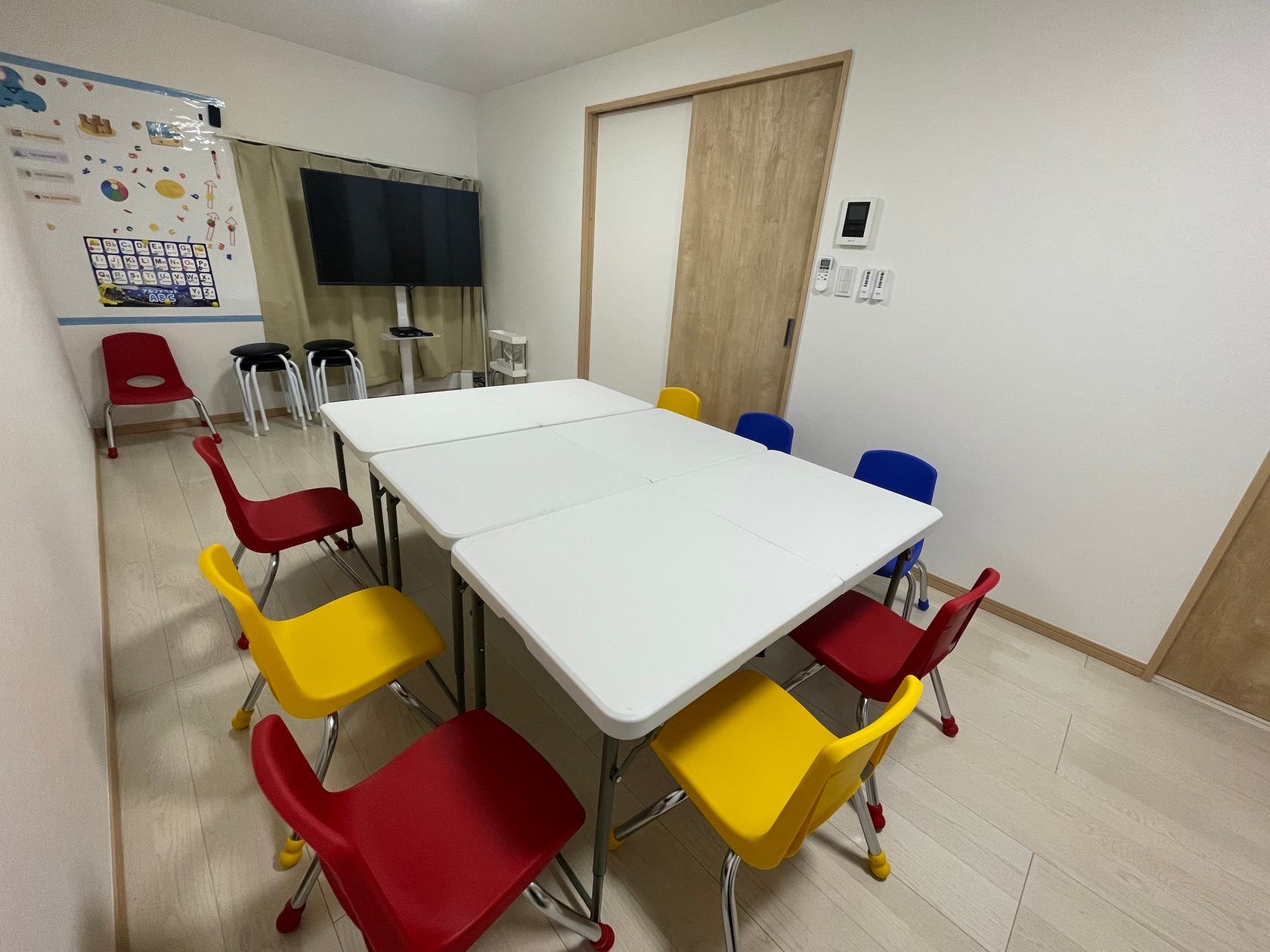 ＜レンタルスペース茨木東宮町②＞Wi-Fi📶モニター🖥会議/商談/勉強会/ワークショップ/ボードゲームの写真5