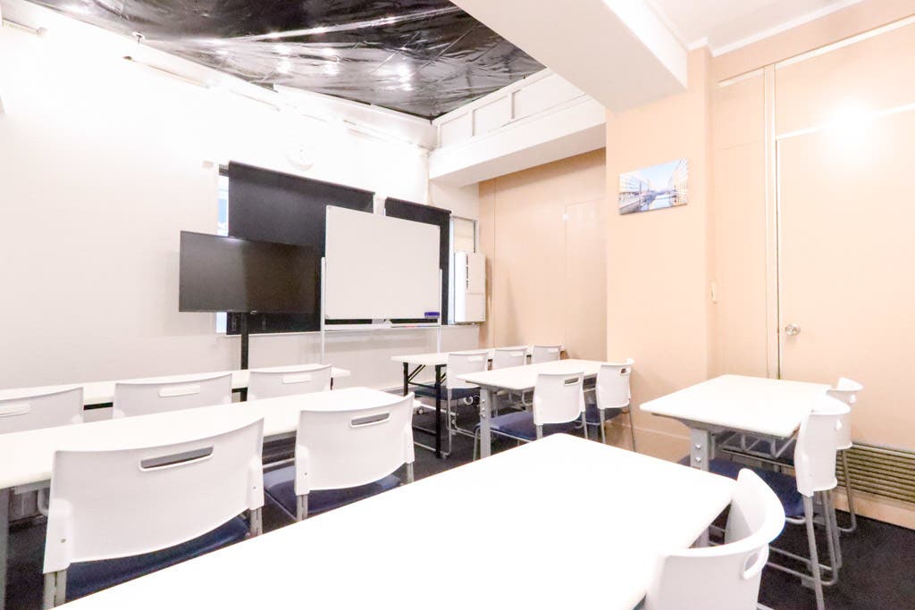 【横浜駅徒歩1分！高島屋すぐ！14名利用可！】大型モニター・ホワイトボード・WiFi全て無料！ふれあい貸し会議室 横浜No95の写真1