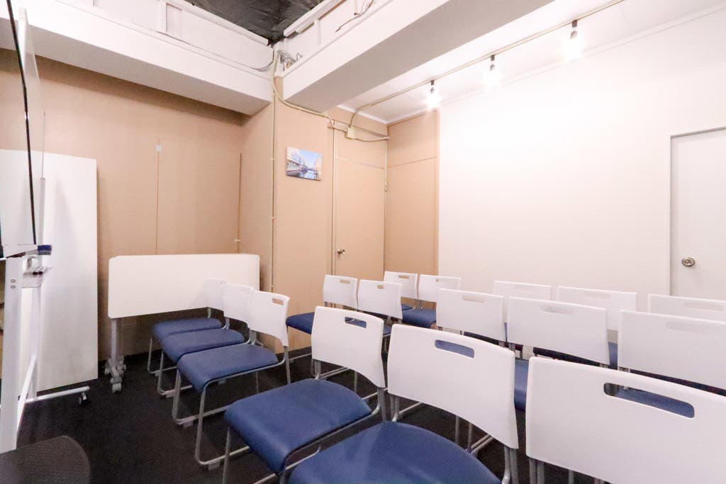 【横浜駅徒歩1分！高島屋すぐ！14名利用可！】大型モニター・ホワイトボード・WiFi全て無料！ふれあい貸し会議室 横浜No95の写真15