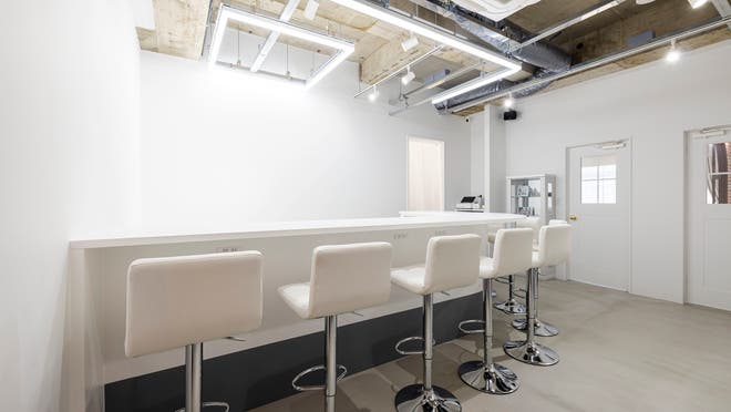 真っ白なカフェスペースをレンタル♪の写真1