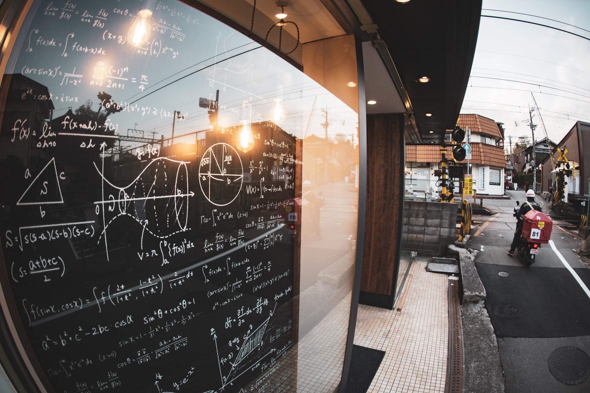 能勢電鉄滝山駅下車後踏切を渡ったところにあるオシャレな学習塾の写真4