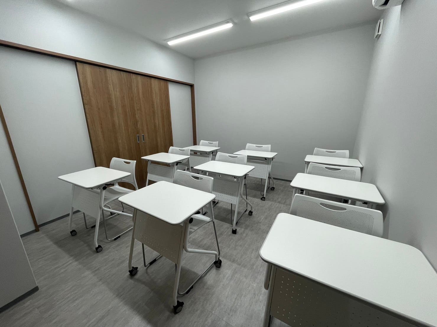 能勢電鉄滝山駅下車後踏切を渡ったところにあるオシャレな学習塾の写真1