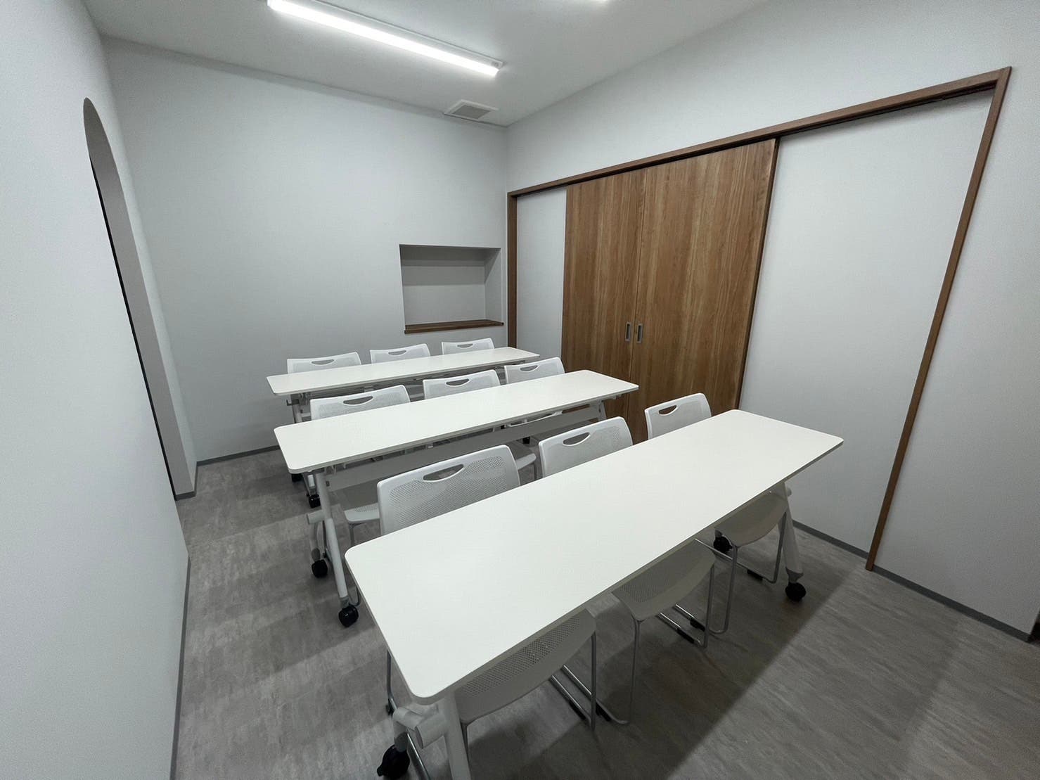 能勢電鉄滝山駅下車後踏切を渡ったところにあるオシャレな学習塾の写真6