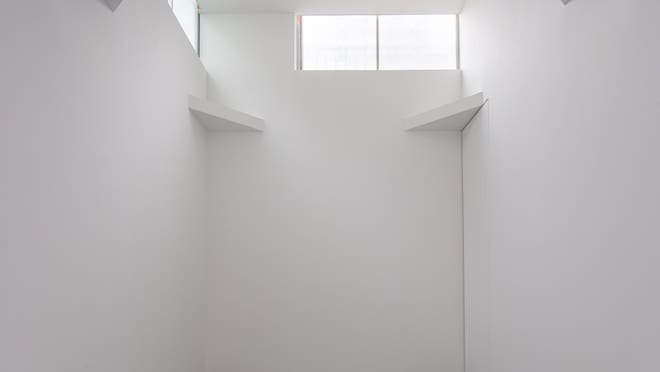 天高3m70から降り注ぐ自然光が綺麗な白壁のスペース。の写真1