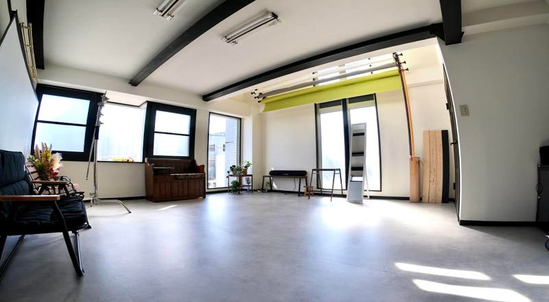 自然光たっぷり、背景紙など設備充実のハウススタジオ