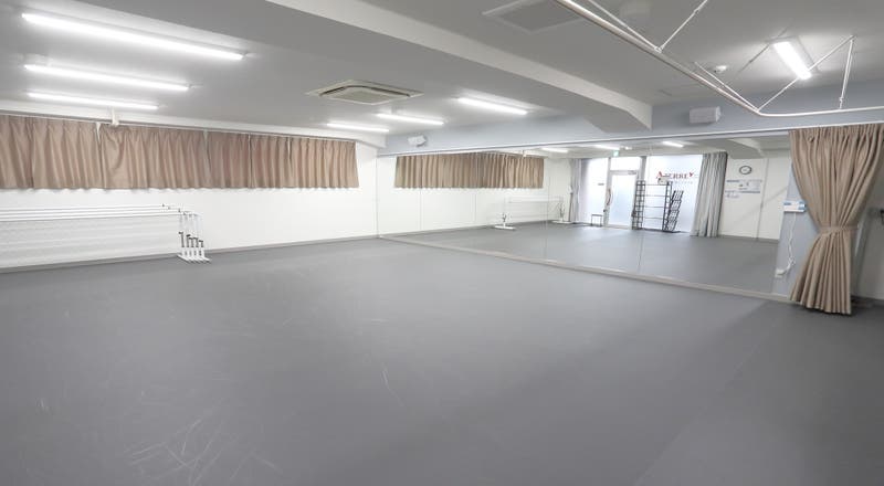 明大前駅から徒歩2分　ハーレクイン社製バレエ床のレンタルバレエスタジオ　