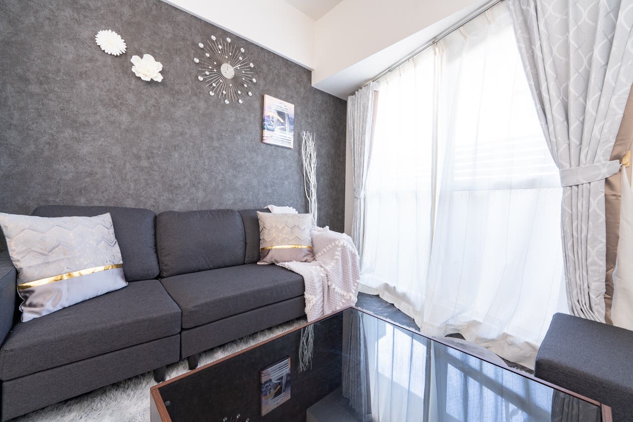 サマーシーズン、夏割！！🈹実施中☀️平日50%OFF☀️超大型TVで推し活・誕生日会✨Wi-Fi完備🛜シックなホテルライク空間の写真6