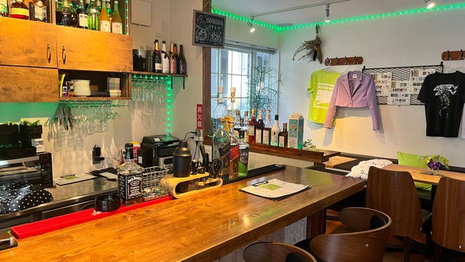 【越谷駅/バー】駅から徒歩4分!最大20名利用可能なキッチン付バー!パーティには勿論、モニターや配信機材も完備の多目的スペース!の写真2