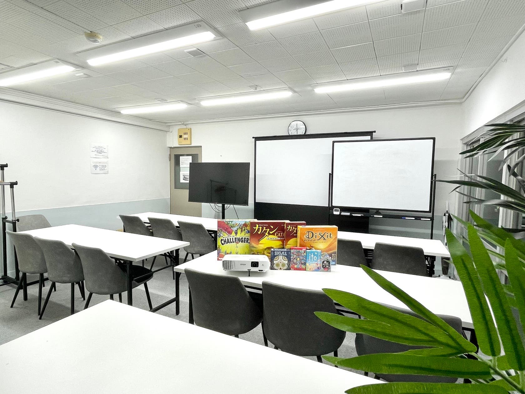 【新宿駅4分】軽食OK🍱会議・懇親会・ボドゲ｜最大16名｜55型TV/光Wi-Fi/土足OK｜プロジェクター有[13]の写真2