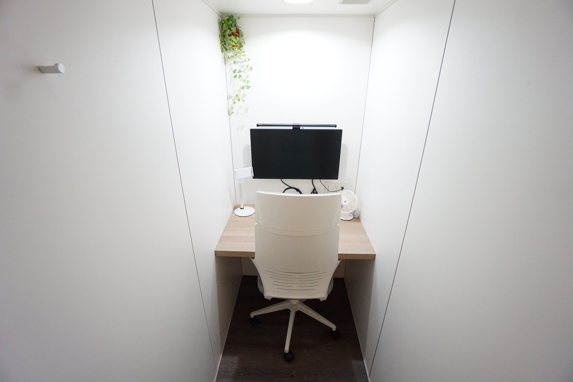 ＜PaO Work 町田モディ店No.2＞完全個室ワークブース💼Wi-Fi📶モニター🖥テレワーク/ZOOM/面接/自習/作業の写真1