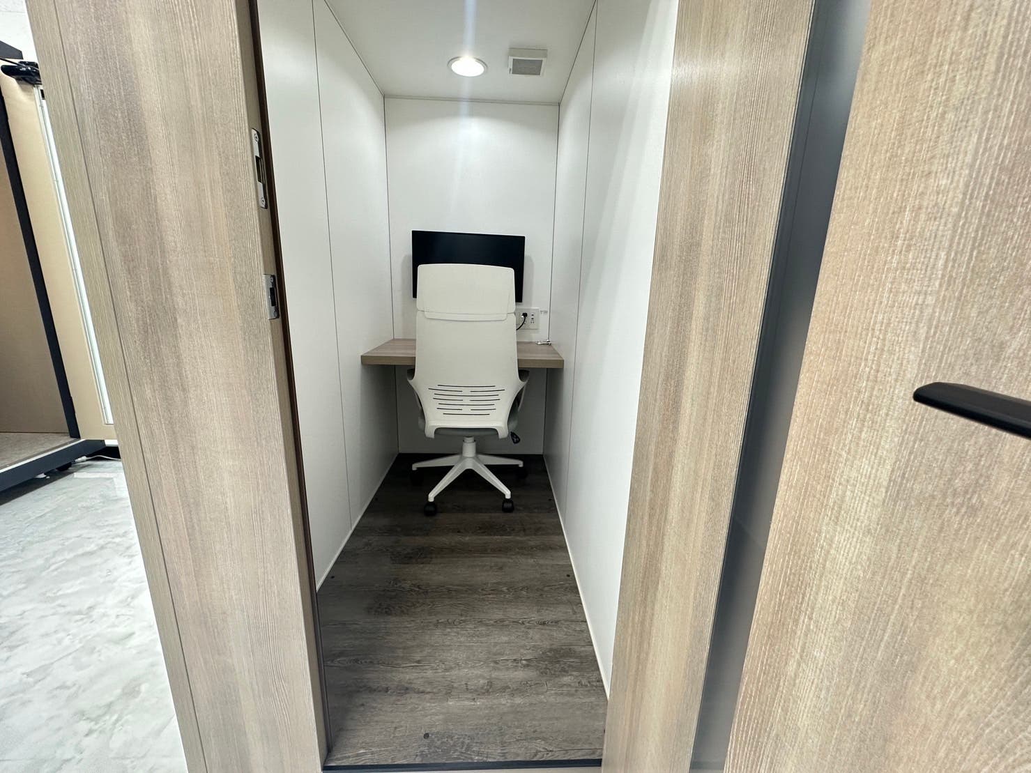 ＜南大沢テレワークステーション ブースA＞完全個室ワークブース💼光回線Wi-Fi📶モニター🖥テレワーク/ZOOM/面接/自習の写真5