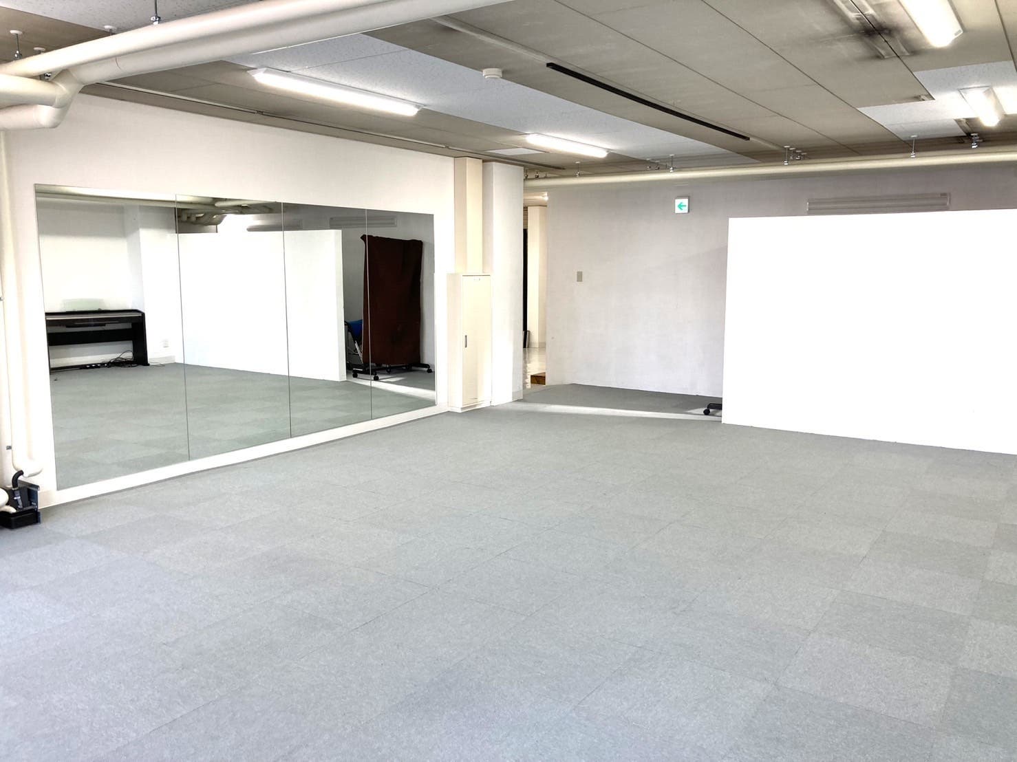 【レッスン室 A】鏡付レッスン室・近鉄「新田辺駅」徒歩2分・JR「京田辺駅」徒歩6分の写真1