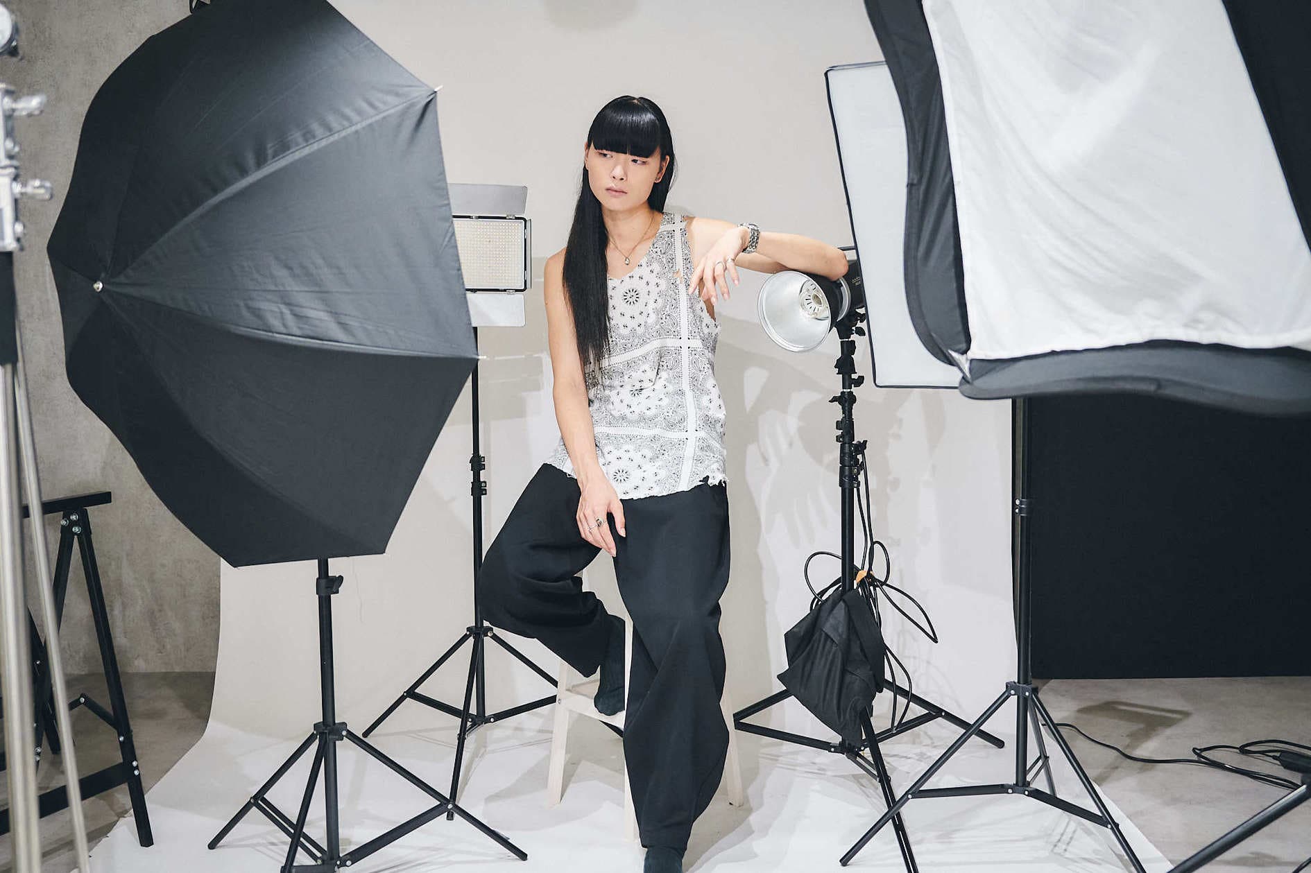 【渋谷神泉・フォトグラファー内装監修📸】自然光・大きめ採光窓&モノトーン背景、機材豊富で利用しやすい◎の写真5