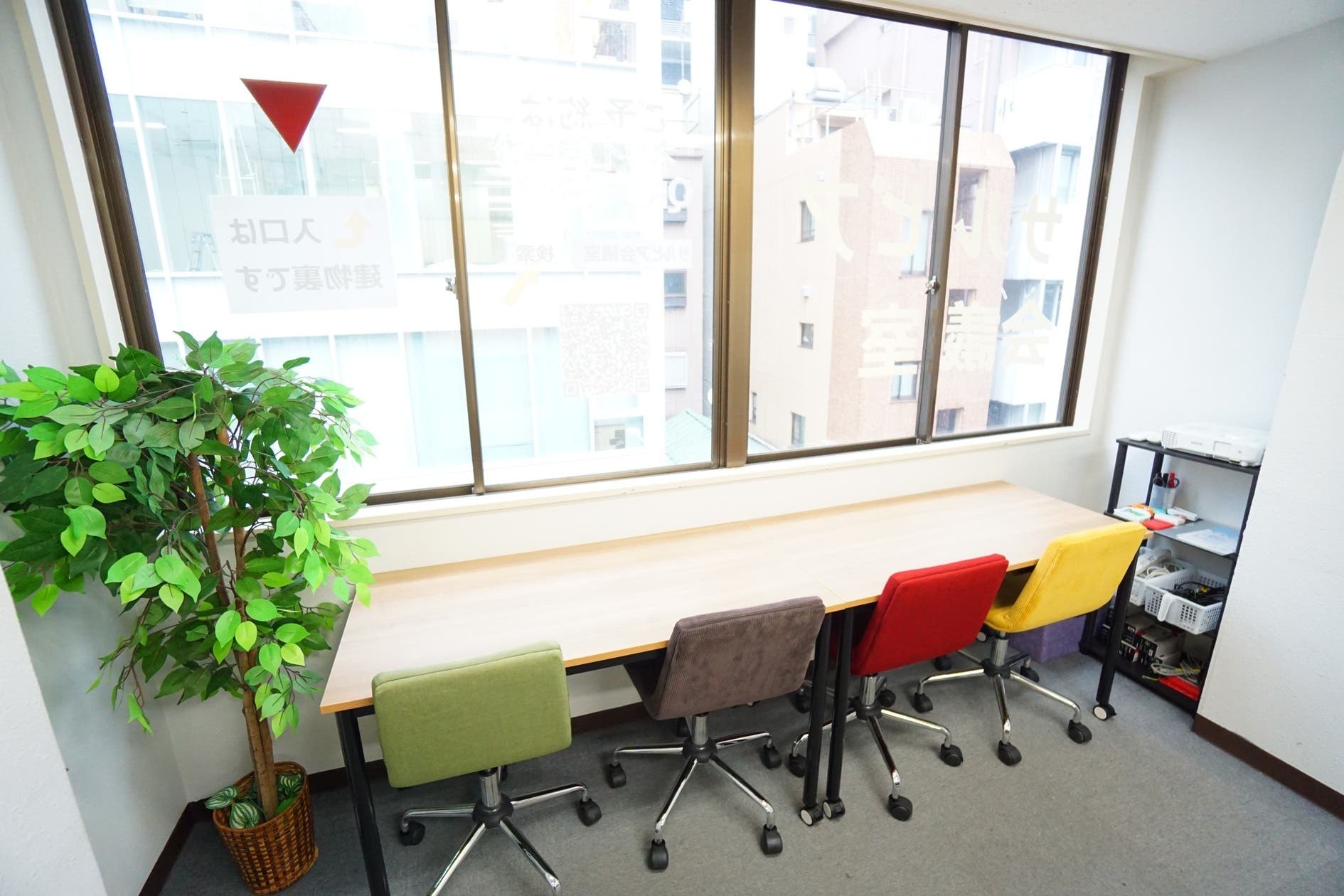 地域最安値■サルビア会議室■🌟光回線🌟京橋駅2分/有楽町5分/東京駅も徒歩圏内！広々10名、最大16名♪完全個室！プロジェクターの写真9