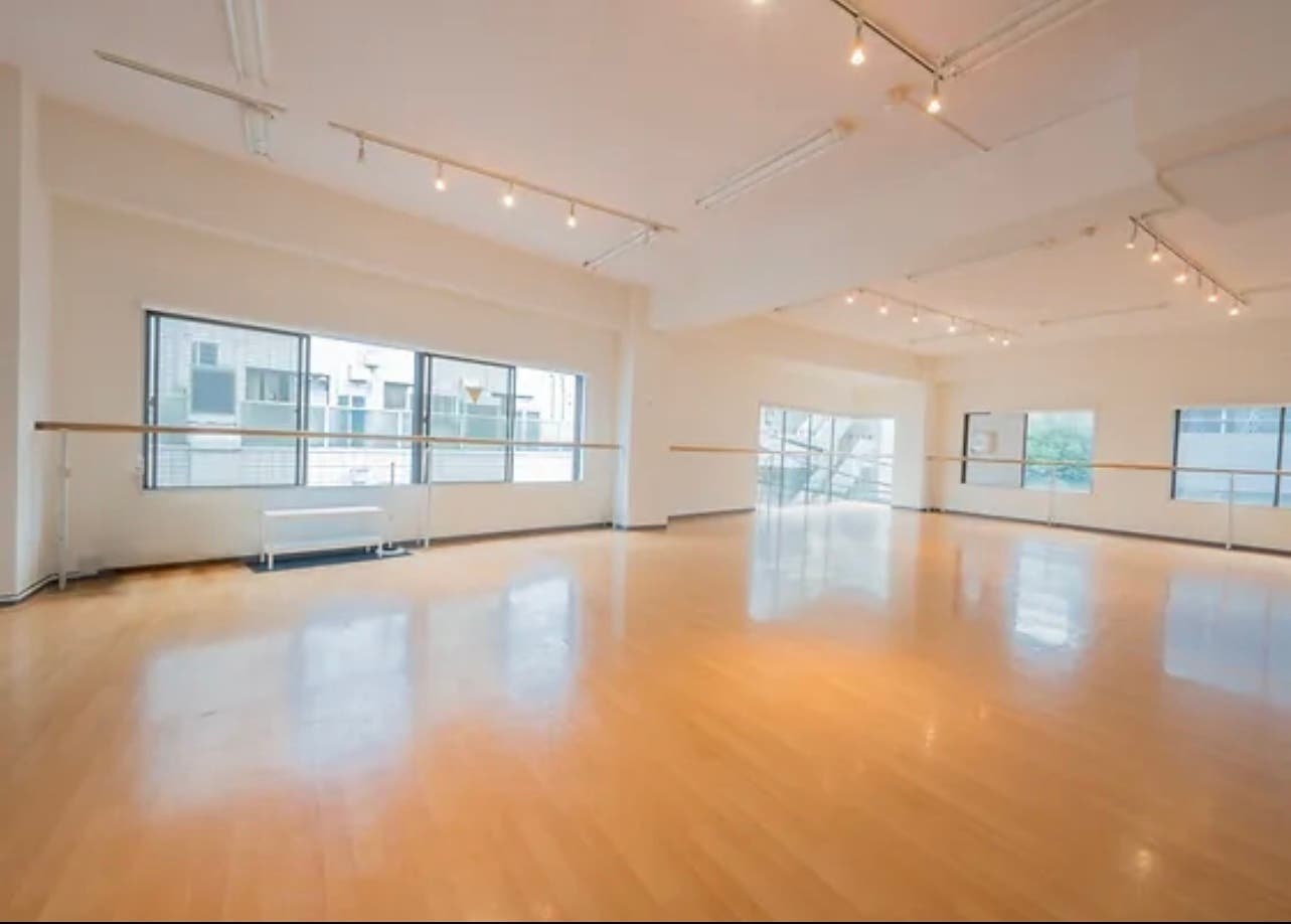【大人数🙆‍♀️12m×8m】当日予約◎渋谷駅センター街から徒歩7分の好立地✨大きな窓で開放的なスタジオ🪟ビル3F の写真1