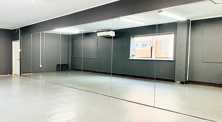 100組限定【最大50%オフ】4人並びで広々 ✨大型鏡7枚 🪞ダンスの練習に最適！三ノ宮駅4分🚶‍♀️24時間