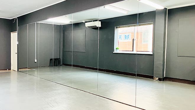 100組限定【最大50%オフ】4人並びで広々 ✨大型鏡7枚 🪞ダンスの練習に最適!三ノ宮駅4分🚶♀️24時間の写真1