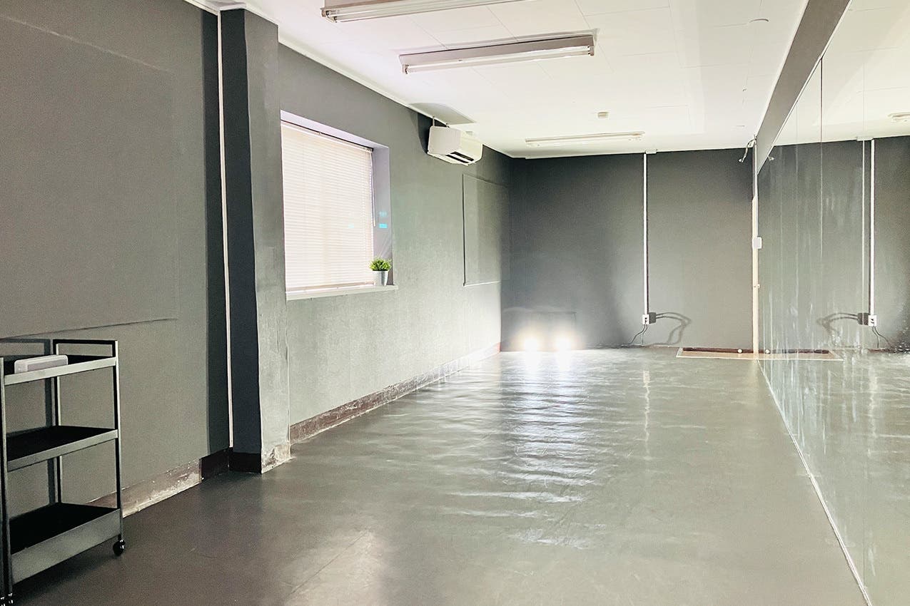 100組限定【最大50%オフ】4人並びで広々 ✨大型鏡7枚 🪞ダンスの練習に最適！三ノ宮駅4分🚶‍♀️24時間の写真4