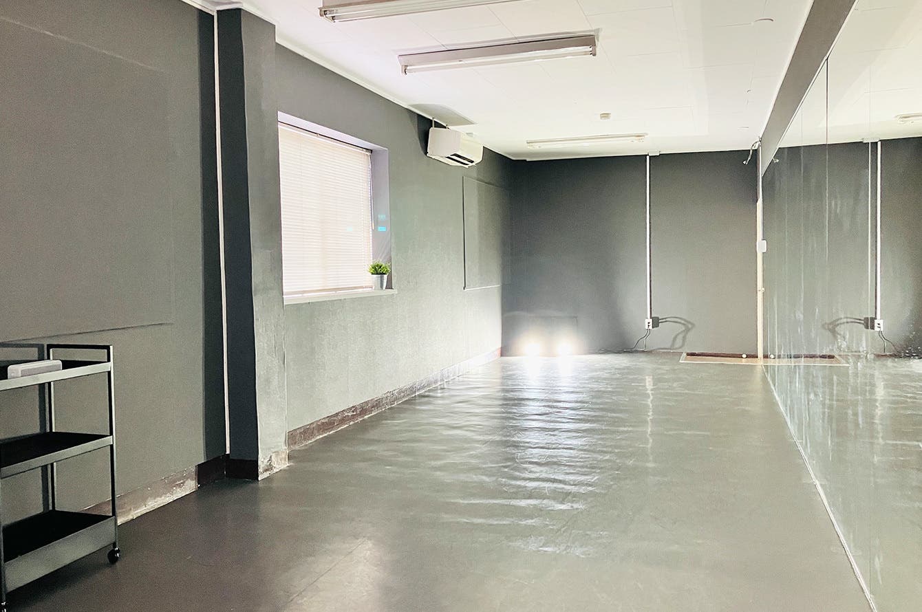 100組限定【最大50%オフ】4人並びで広々 ✨大型鏡7枚 🪞ダンスの練習に最適！三ノ宮駅4分🚶‍♀️24時間の写真5