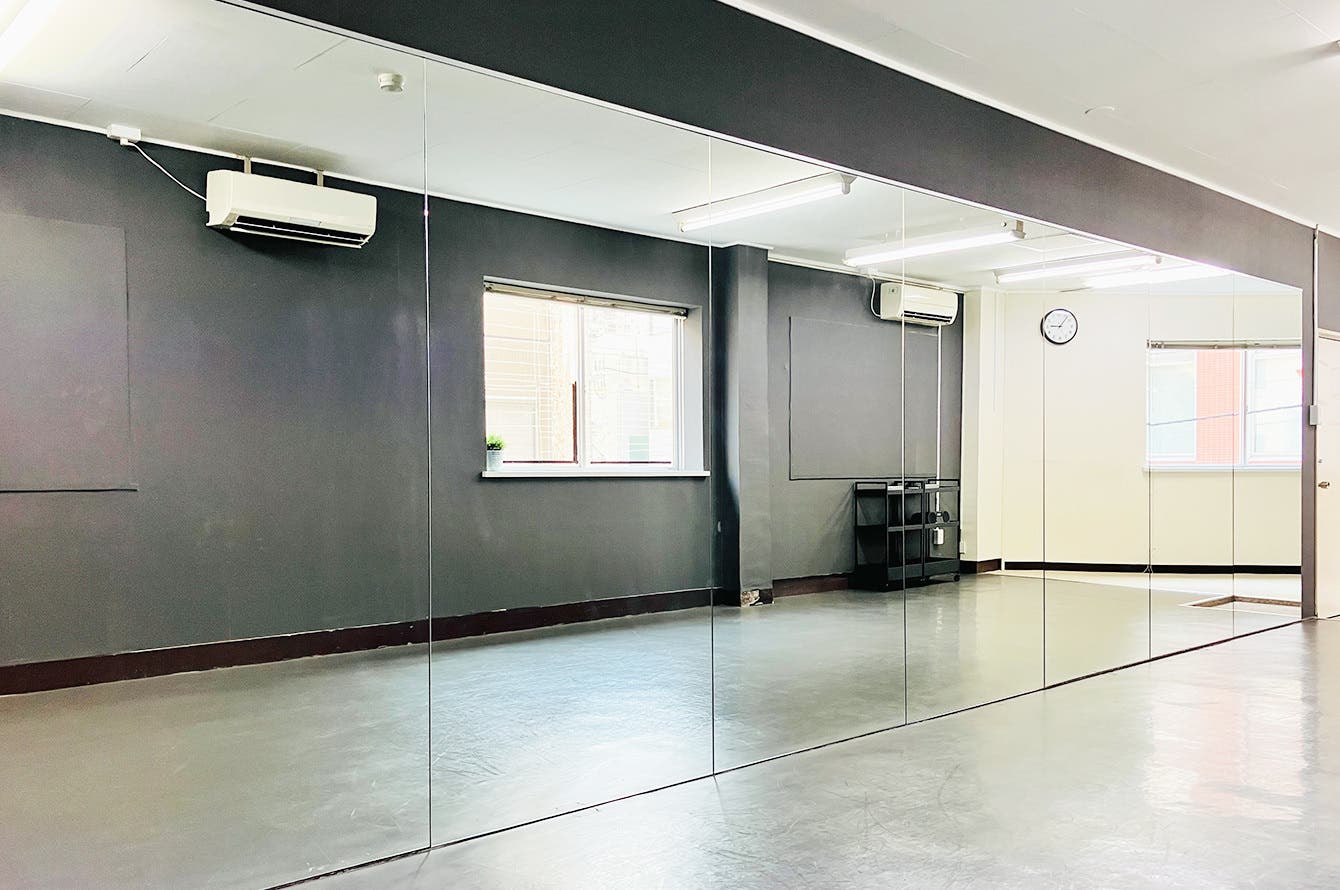 100組限定【最大50%オフ】4人並びで広々 ✨大型鏡7枚 🪞ダンスの練習に最適！三ノ宮駅4分🚶‍♀️24時間の写真6