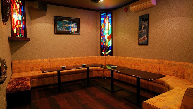 最大15名収容 人目を気にせず盛り上がれるカラオケルーム ドルフィンの写真1