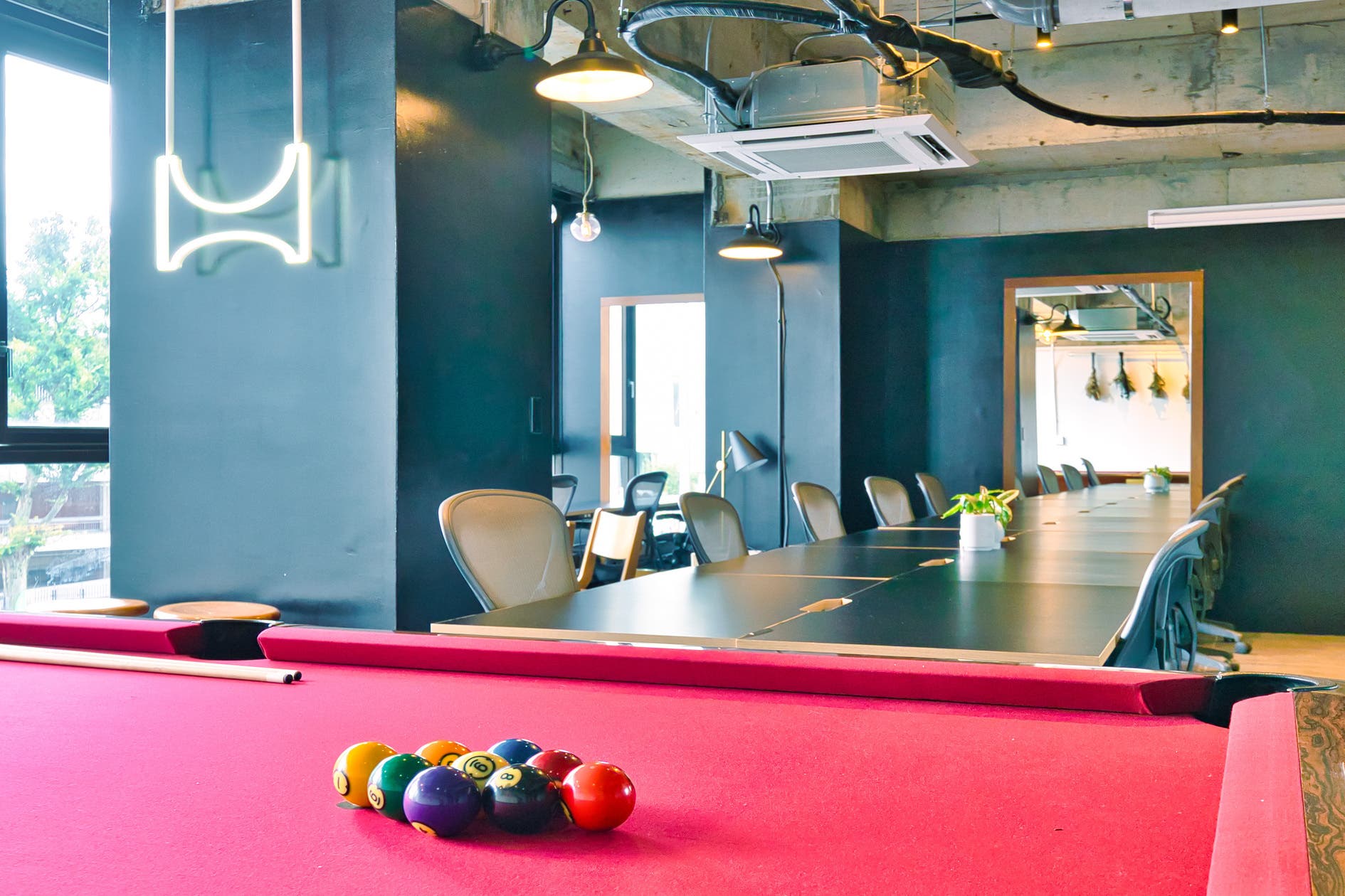 表参道駅徒歩1分の好立地。質の高いデザイナーズ家具が揃った天井高3m以上のデザイナーズスペース。の写真1