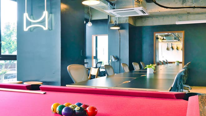 表参道駅徒歩1分の好立地。質の高いデザイナーズ家具が揃った天井高3m以上のデザイナーズスペース。の写真1