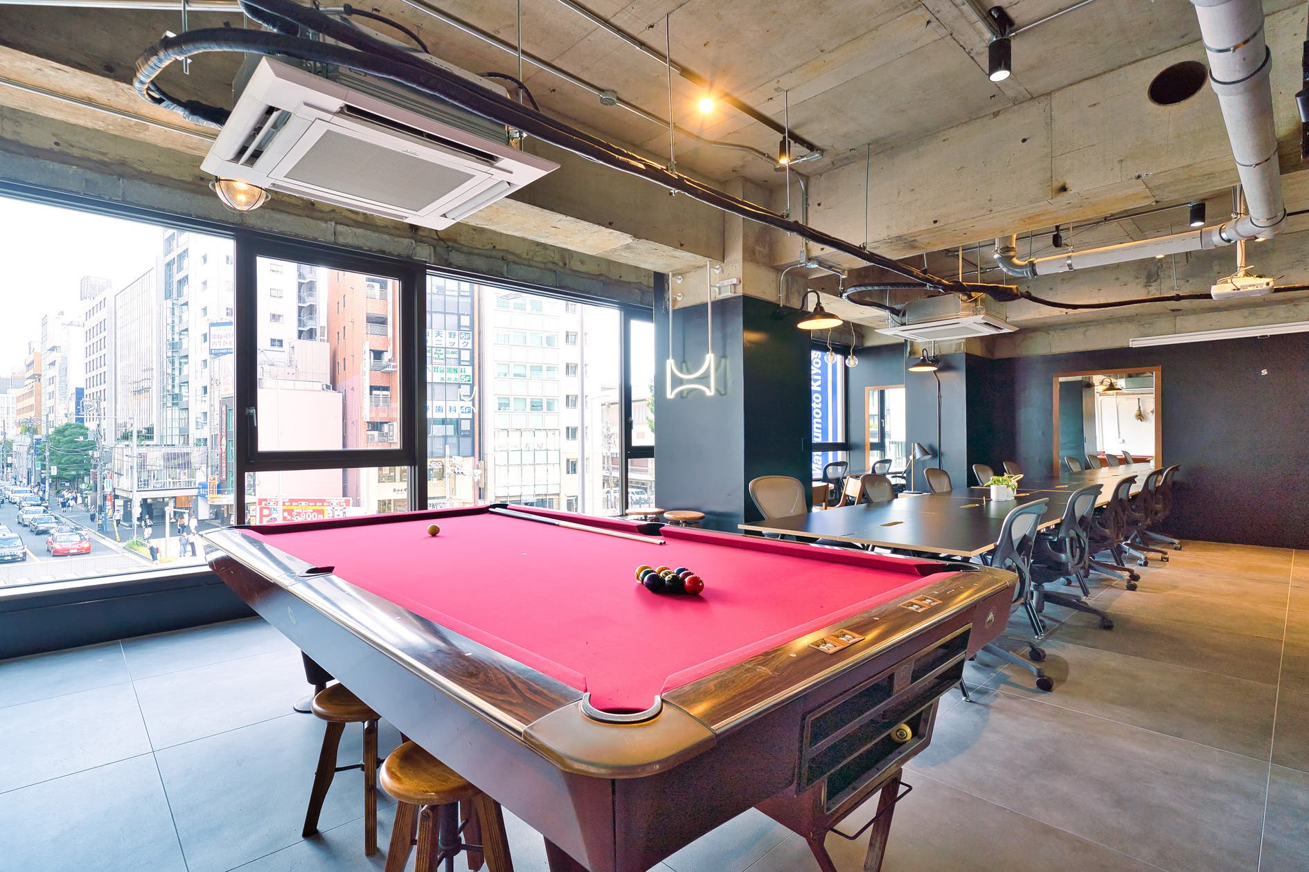 表参道駅徒歩1分の好立地。質の高いデザイナーズ家具が揃った天井高3m以上のデザイナーズスペース。の写真2