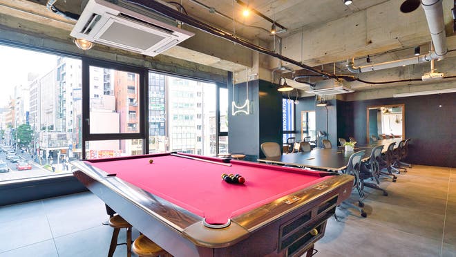 表参道駅徒歩1分の好立地。質の高いデザイナーズ家具が揃った天井高3m以上のデザイナーズスペース。の写真2