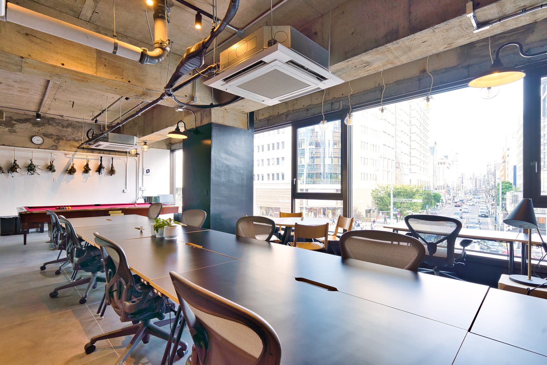 表参道駅徒歩1分の好立地。質の高いデザイナーズ家具が揃った天井高3m以上のデザイナーズスペース。の写真3