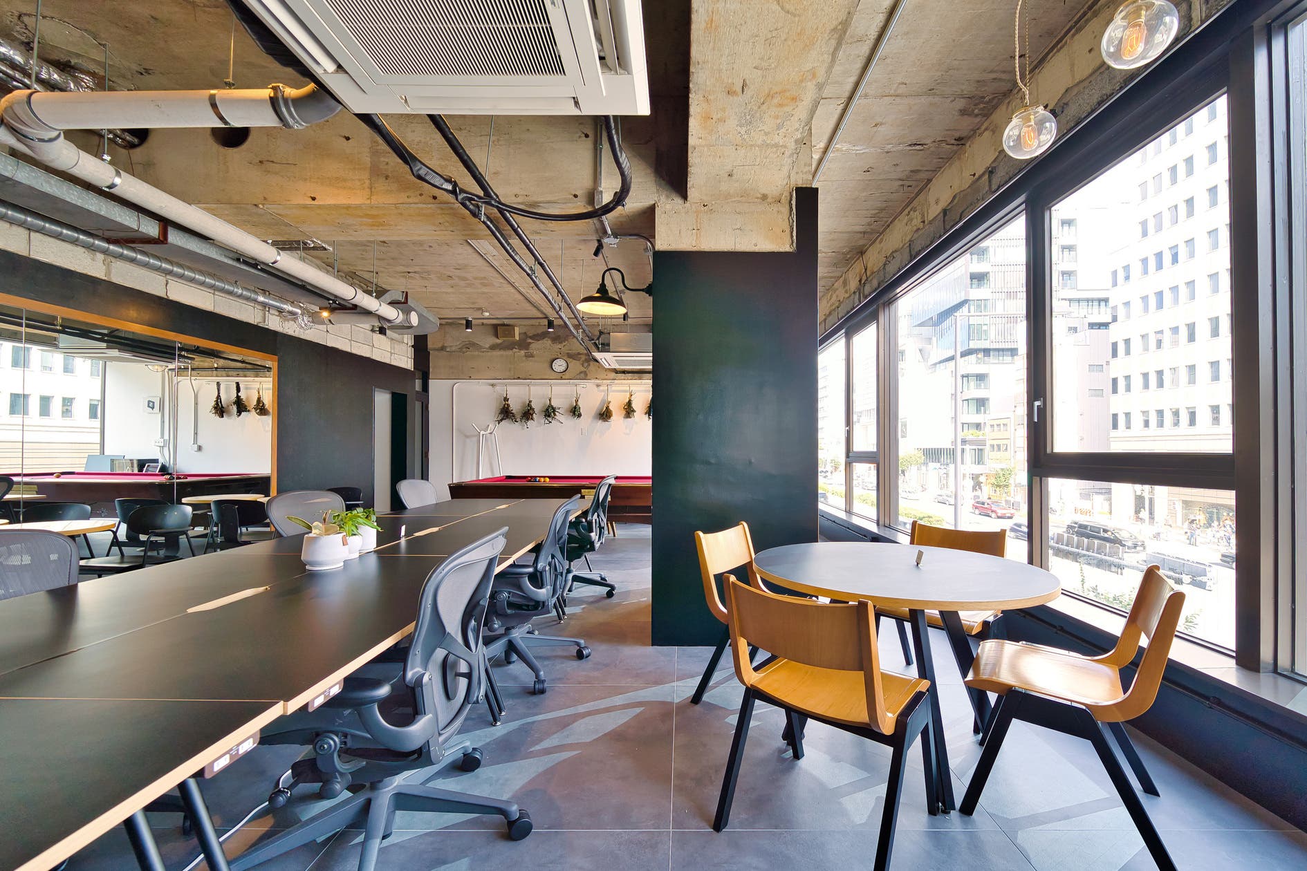 表参道駅徒歩1分の好立地。質の高いデザイナーズ家具が揃った天井高3m以上のデザイナーズスペース。の写真4