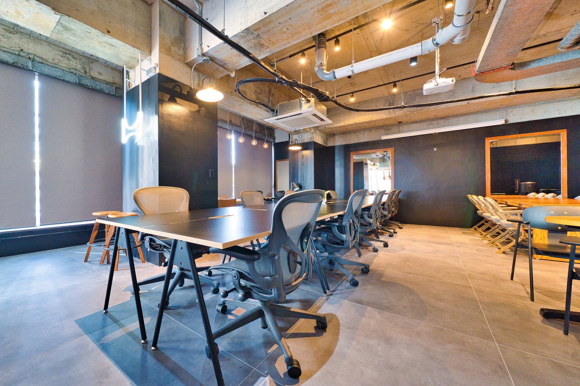 表参道駅徒歩1分の好立地。質の高いデザイナーズ家具が揃った天井高3m以上のデザイナーズスペース。の写真5