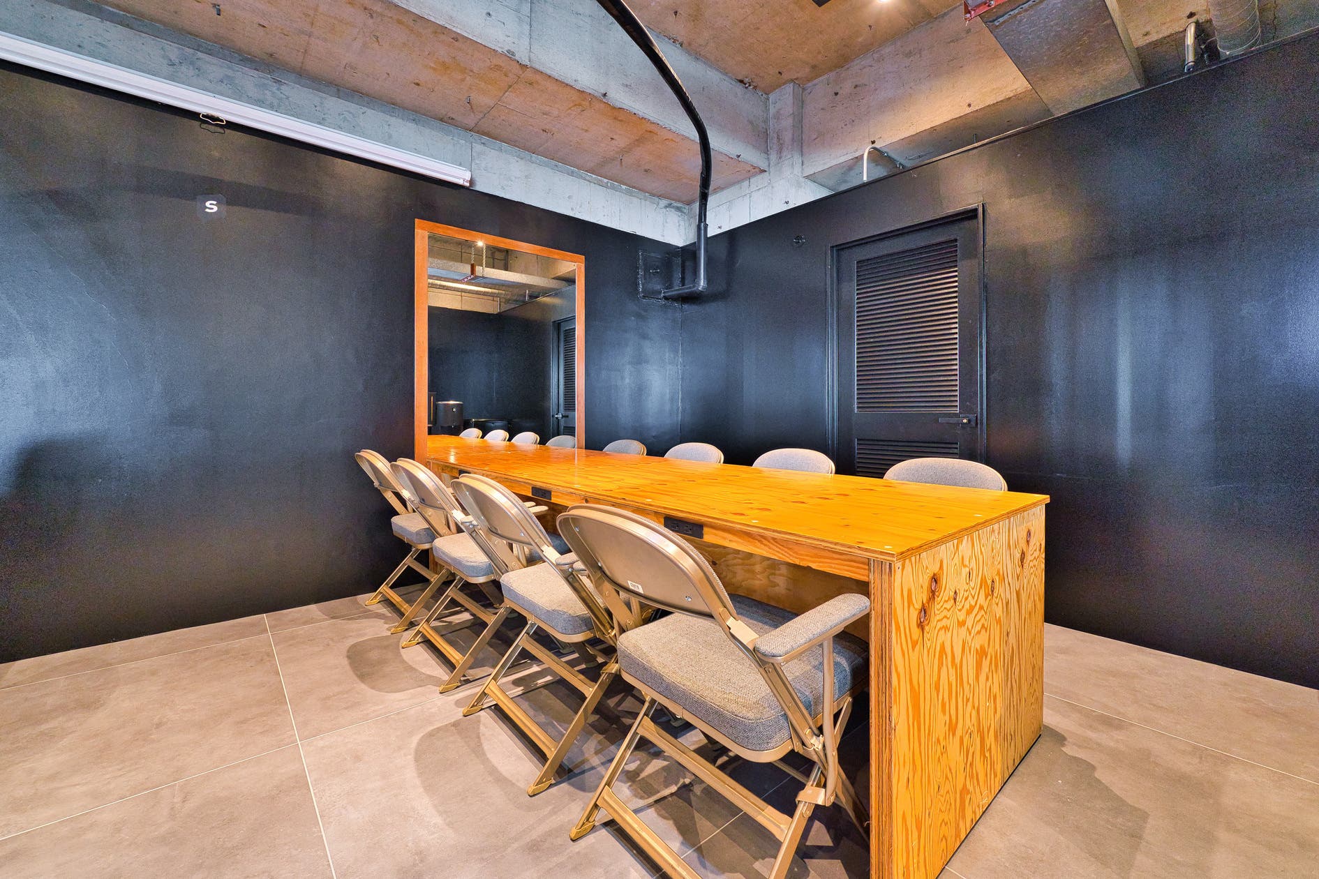 表参道駅徒歩1分の好立地。質の高いデザイナーズ家具が揃った天井高3m以上のデザイナーズスペース。の写真6