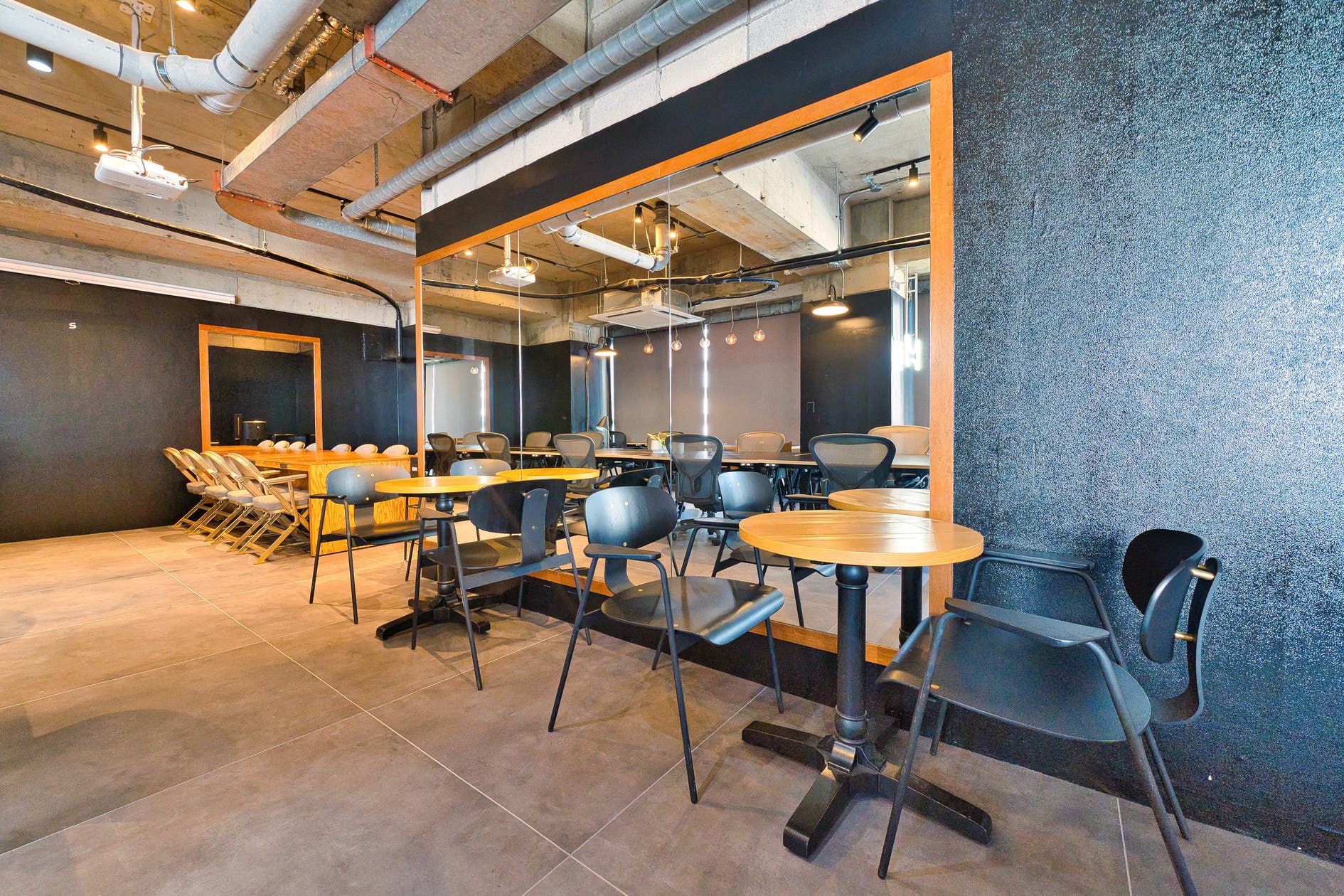 表参道駅徒歩1分の好立地。質の高いデザイナーズ家具が揃った天井高3m以上のデザイナーズスペース。の写真7