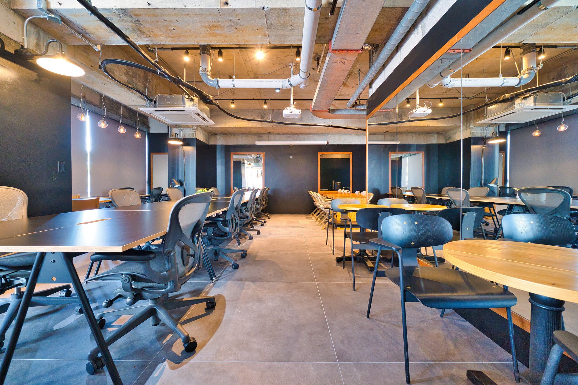 表参道駅徒歩1分の好立地。質の高いデザイナーズ家具が揃った天井高3m以上のデザイナーズスペース。の写真8