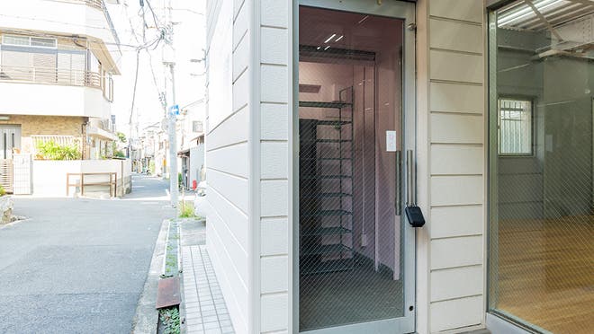 100㎡超全面リノリウム30人以上利用可能クロマキー専用撮影スペース完備桃谷徒歩2分定期利用可能レンタルスタジオ鶴橋桃谷の写真9