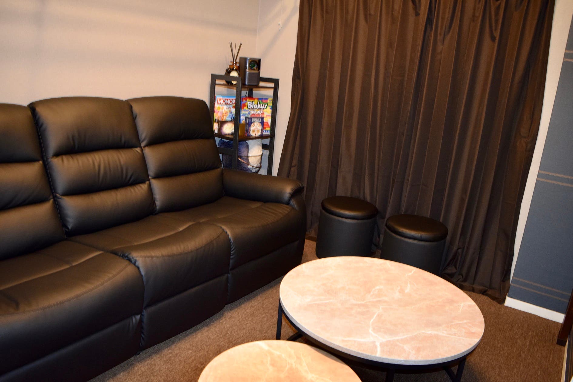 🎉プライベートシアタールーム🎬本格スクリーン🎞️映画デート🍿地デジ📡DVD📀寝落ち必至リクライニングソファ😪の写真4