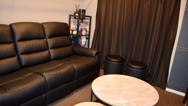 🎉プライベートシアタールーム🎬本格スクリーン🎞️映画デート🍿地デジ📡DVD📀寝落ち必至リクライニングソファ😪の写真4