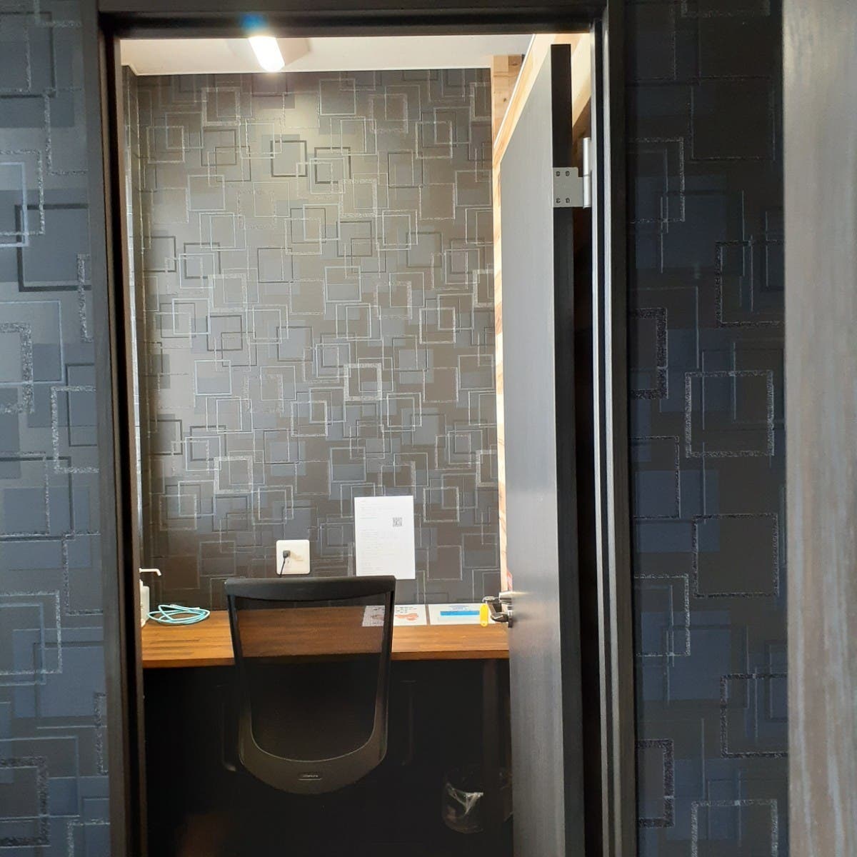 4060号室：時間700円・1日2,000円の完全個室ブース【角部屋】：3ｈ以上の場合は「1日利用」がお得ですの写真4