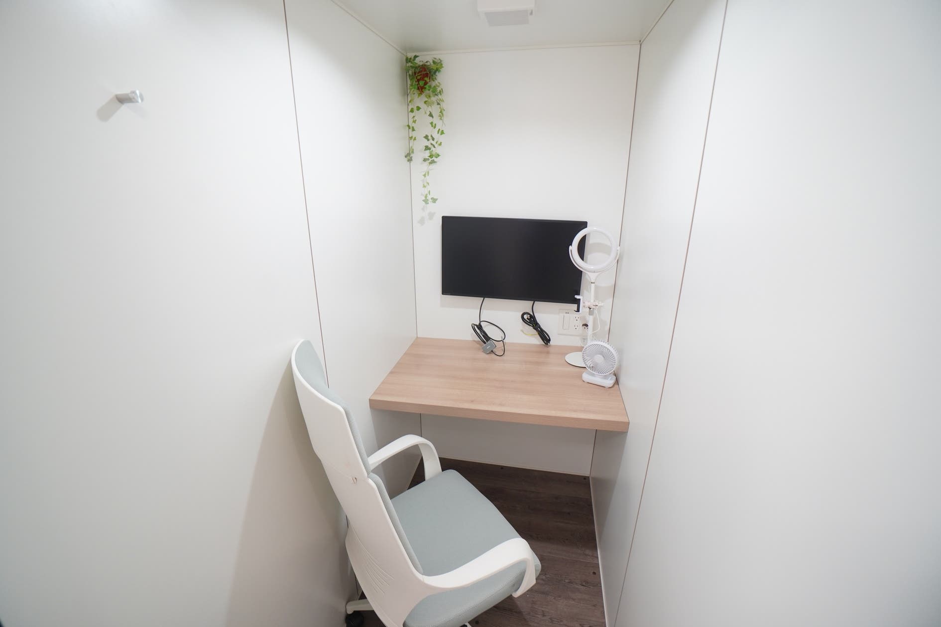 ＜ワークブース宝町No.3＞駅近人気エリア🚃完全個室💼Wi-Fi📶電源🔌テレワーク/ZOOM/自習/作業場所の写真7