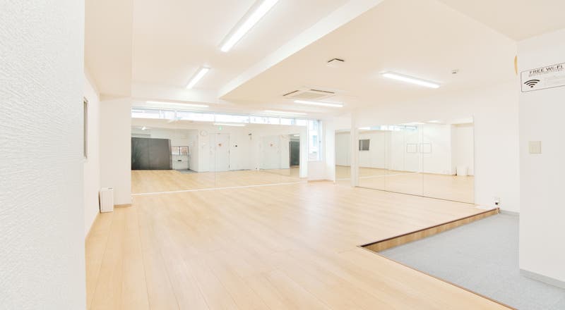 前横２面大型ミラーが設置されたフルリフォームスタジオ（３７㎡）！秋葉原駅・馬喰町駅から徒歩数分【２４時間利用可】