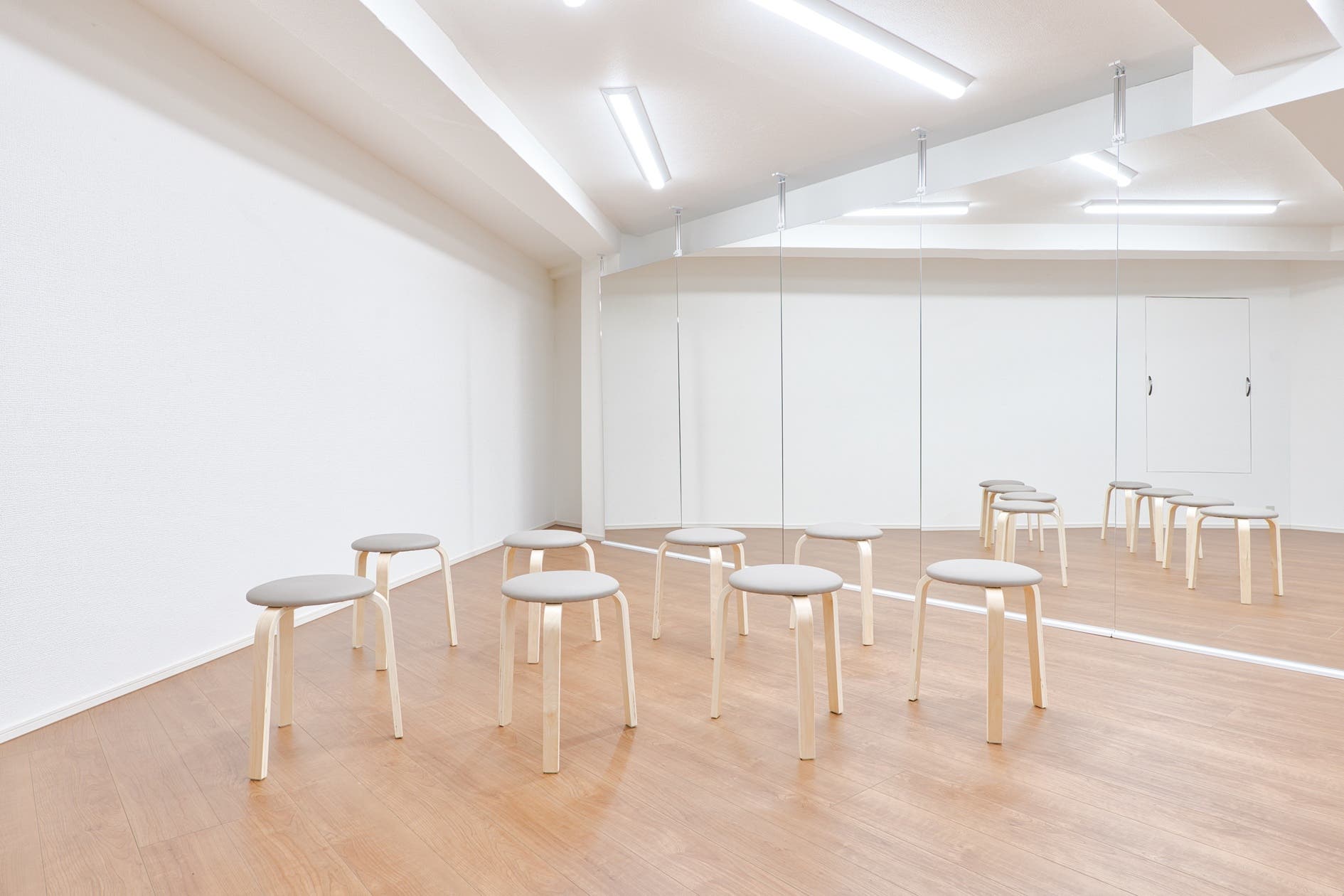 秋葉原駅・馬喰町駅等から徒歩数分！｜ワイド８．１ｍ大型ミラー！３９㎡フルリフォームスタジオ｜清潔感あるフローリング！の写真6