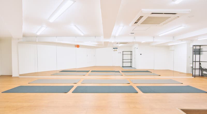秋葉原駅・馬喰町駅等から徒歩数分！｜ワイド８．１ｍ大型ミラー！３９㎡フルリフォームスタジオ｜清潔感あるフローリング！