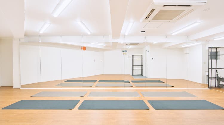 【24H利用可】秋葉原徒歩7分・馬喰町徒歩3分|ワイド8.1m大型ミラー!39㎡フルリフォームスタジオ|清潔感あるフローリング!の写真1