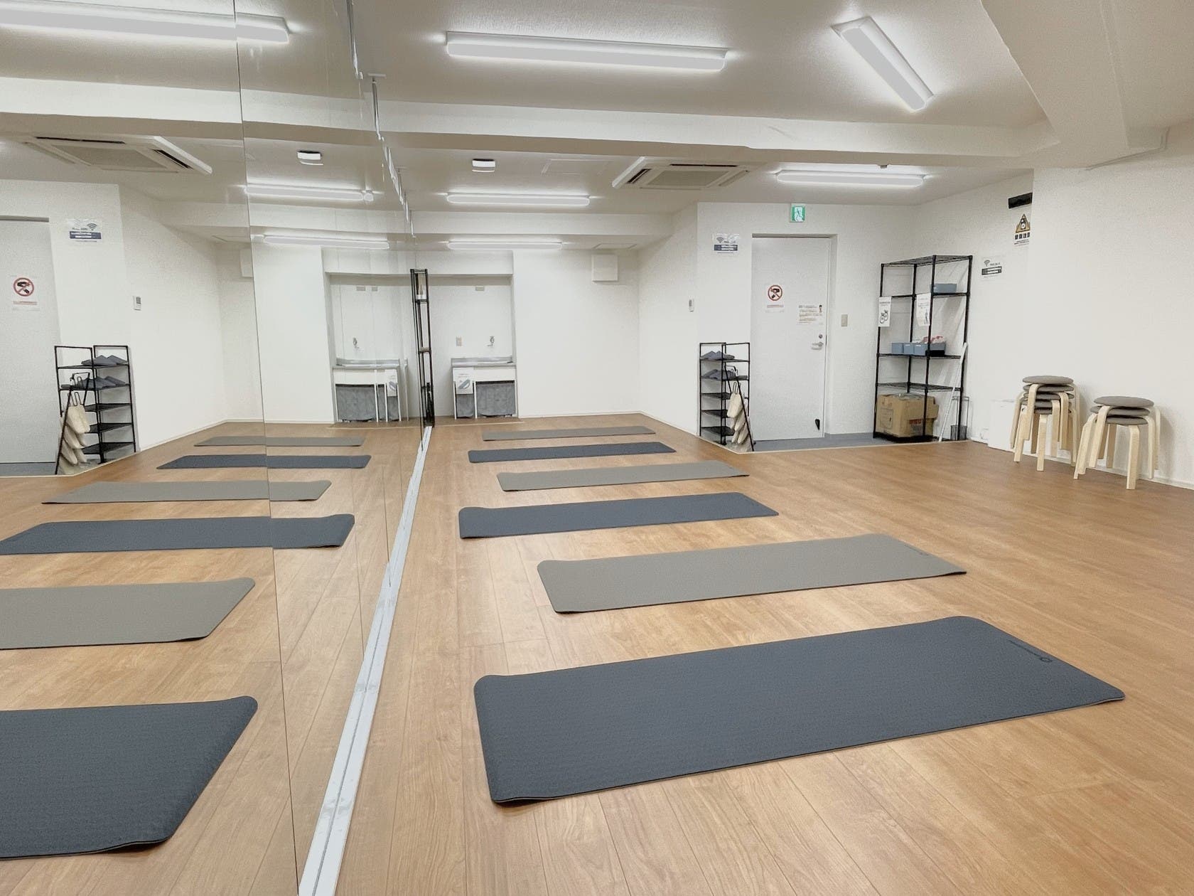 秋葉原駅・馬喰町駅等から徒歩数分！｜ワイド８．１ｍ大型ミラー！３９㎡フルリフォームスタジオ｜清潔感あるフローリング！の写真14