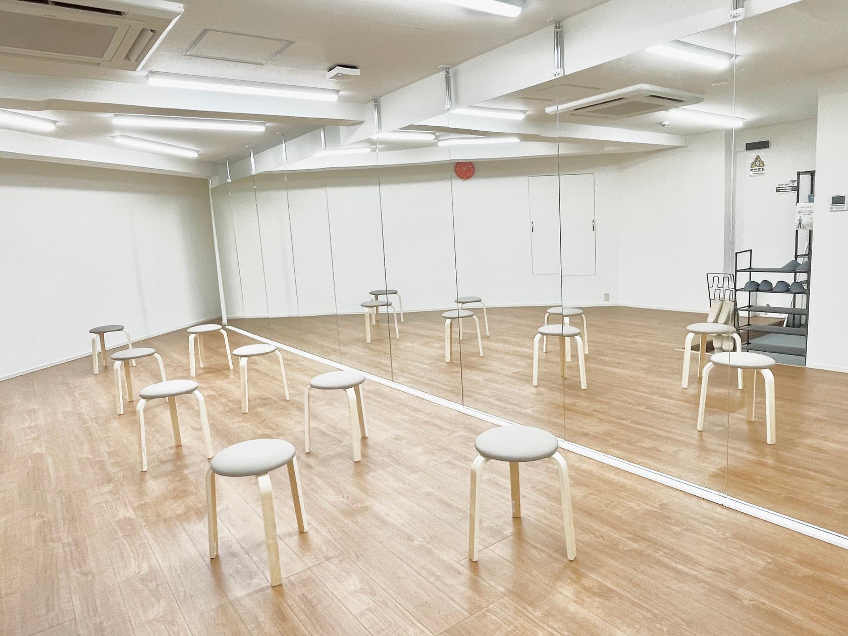 秋葉原駅・馬喰町駅等から徒歩数分！｜ワイド８．１ｍ大型ミラー！３９㎡フルリフォームスタジオ｜清潔感あるフローリング！の写真13