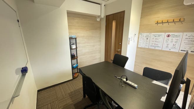 【高田馬場 早稲田口徒歩1分!】4名会議室(RoomC)の写真1