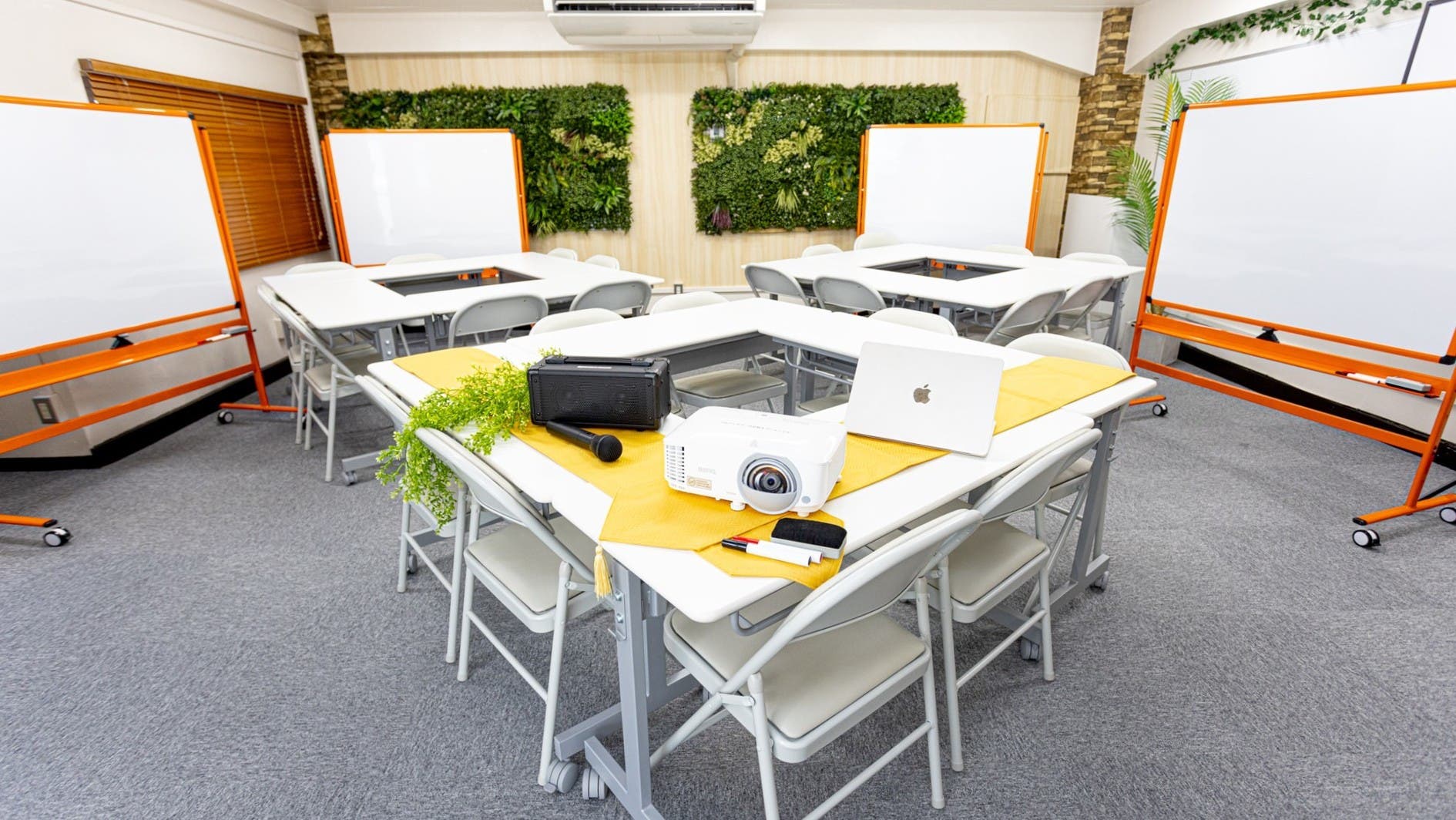 新宿・大久保駅 徒歩圏！30名着席 大きい会議室｜打ち合わせ・セミナーに最適｜Wi-Fi｜プロジェクター｜ホワイトボード[14]の写真1