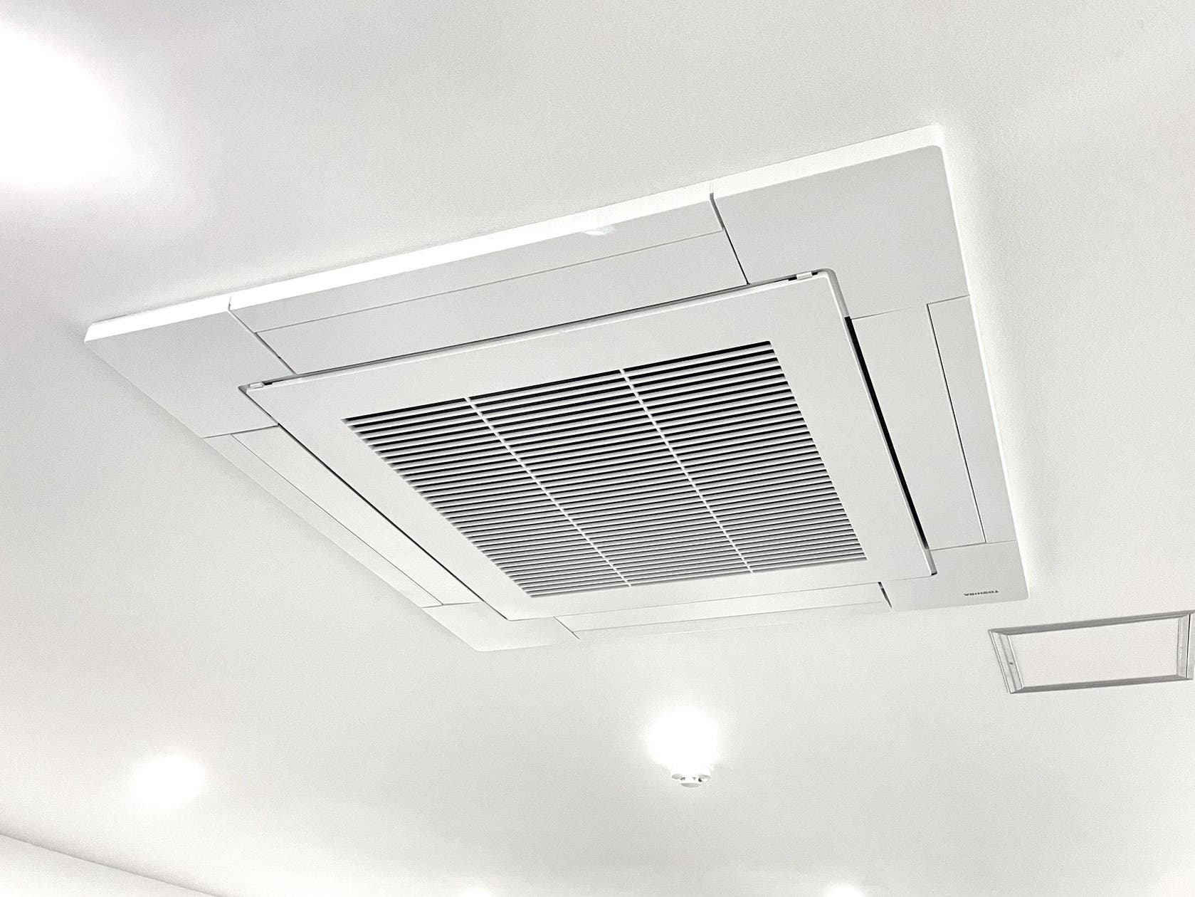 秋葉原駅・馬喰町駅等から徒歩数分！｜ワイド８．１ｍ大型ミラー！３９㎡フルリフォームスタジオ｜清潔感あるフローリング！の写真16